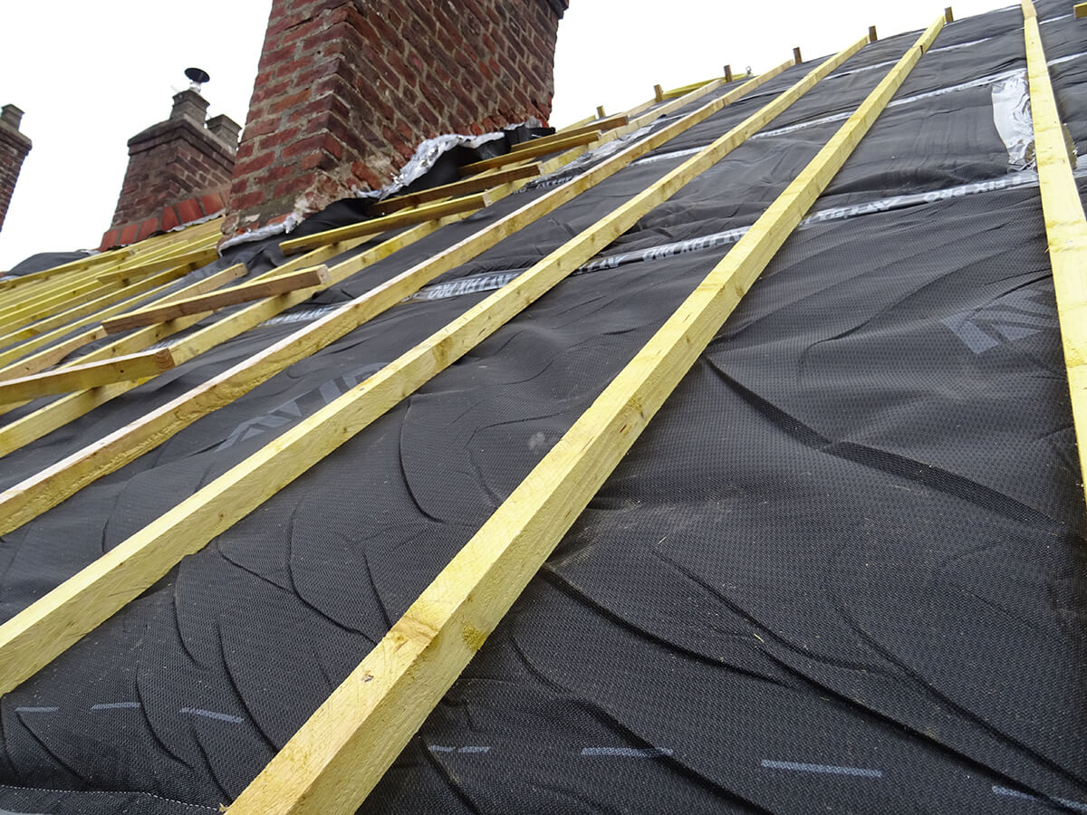 L'isolation de la toiture par l'extérieur : guide 2025 | Hellio